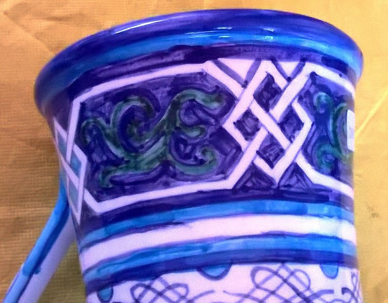 Boccale per birra di ceramica decorata a mano con motivi blu su fon ...