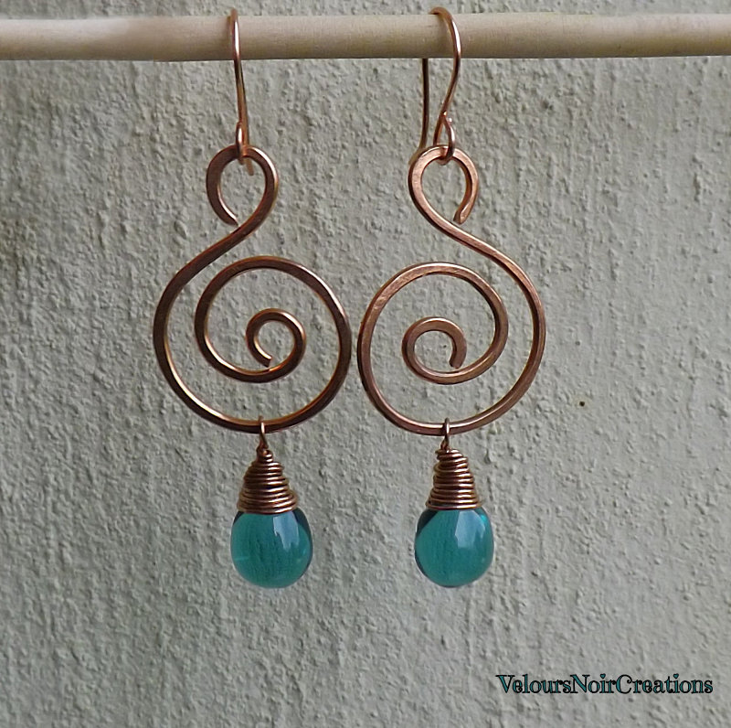 Orecchini wire spirale in rame goccia vetro di boemia - Gioielli ...