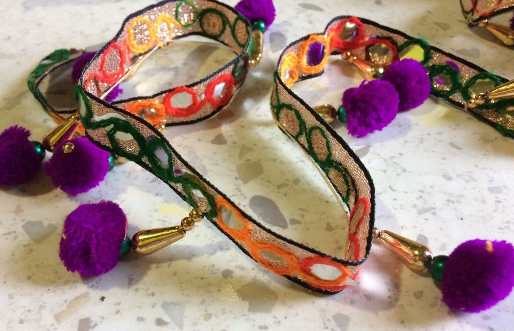 Bordura con Pom Pom colorati , Specchietti e Ciondoli - VIOLA - 1 m ...