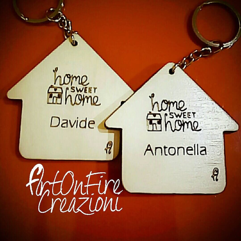 Coppia Portachiavi casa in legno con incisione personalizzata - Don ... Coppia Portachiavi casa in legno con incisione personalizzata - Don ...