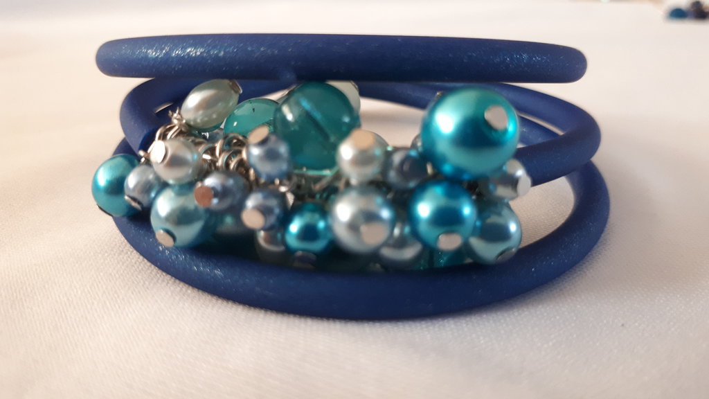 Bracciale filo armonico con perle di majorca blu e celesti - Gioie ...