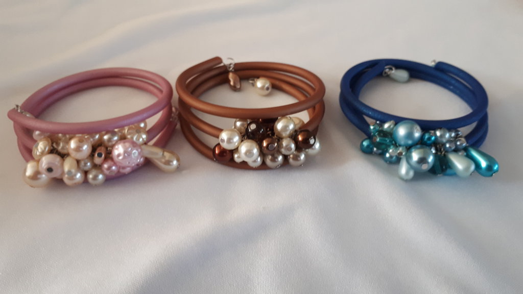 Bracciale filo armonico con perle di majorca blu e celesti - Gioie ...