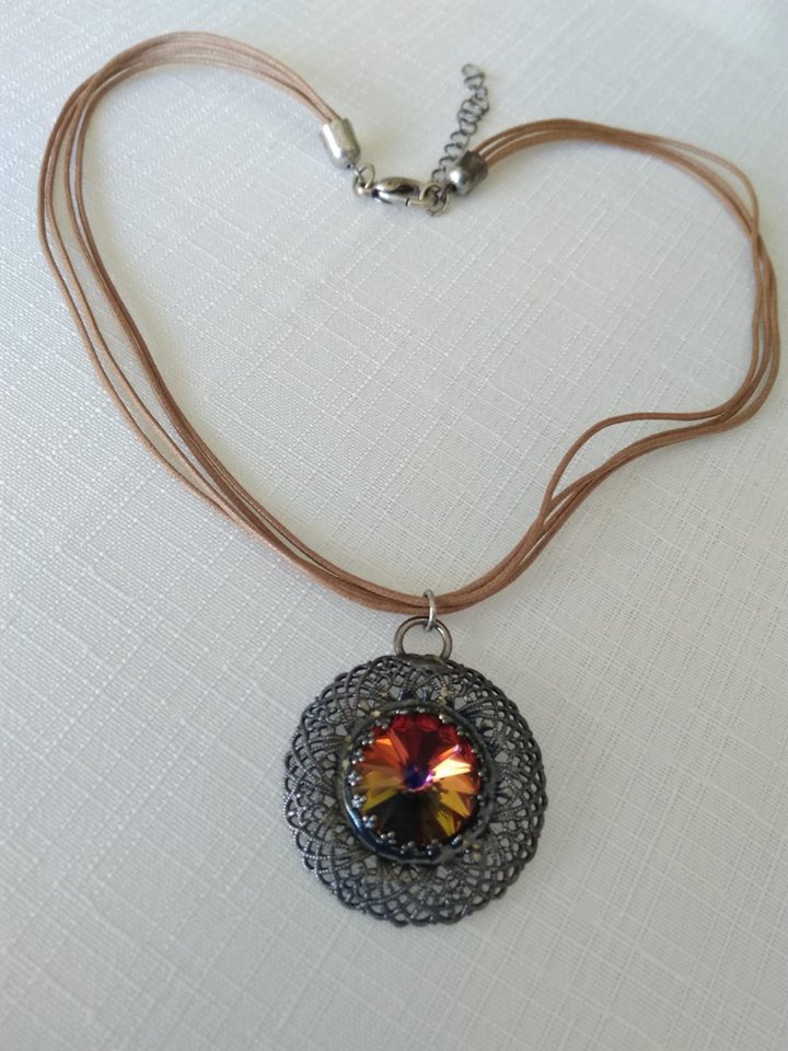 collana con cordini e ciondolo pendente - Gioielli - Collane - di ... collana con cordini e ciondolo pendente - Gioielli - Collane - di ...