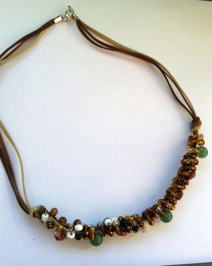 Collana con cordini in alcantara avvolti da perle e conteria nei to ... Collana con cordini in alcantara avvolti da perle e conteria nei to ...