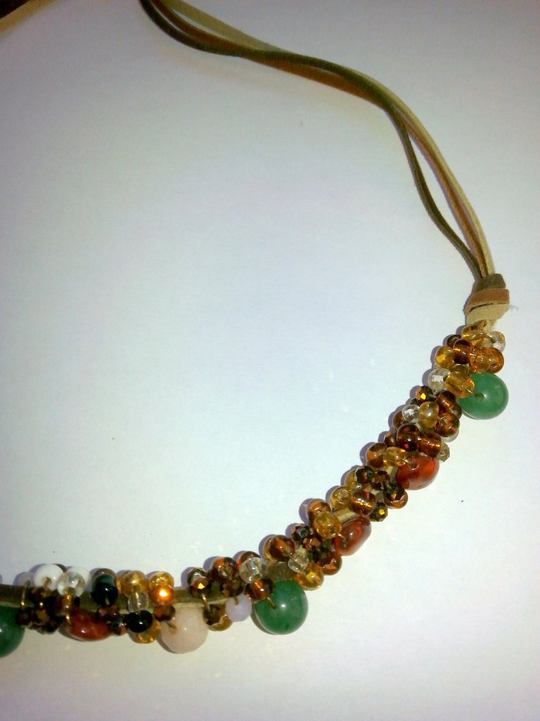 Collana con cordini in alcantara avvolti da perle e conteria nei to ... Collana con cordini in alcantara avvolti da perle e conteria nei to ...
