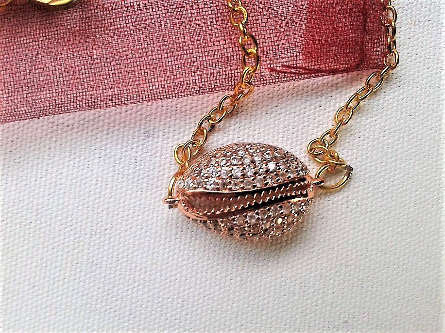 Collana con conchiglia, gioiello per l'estate - Gioielli - Collane ...