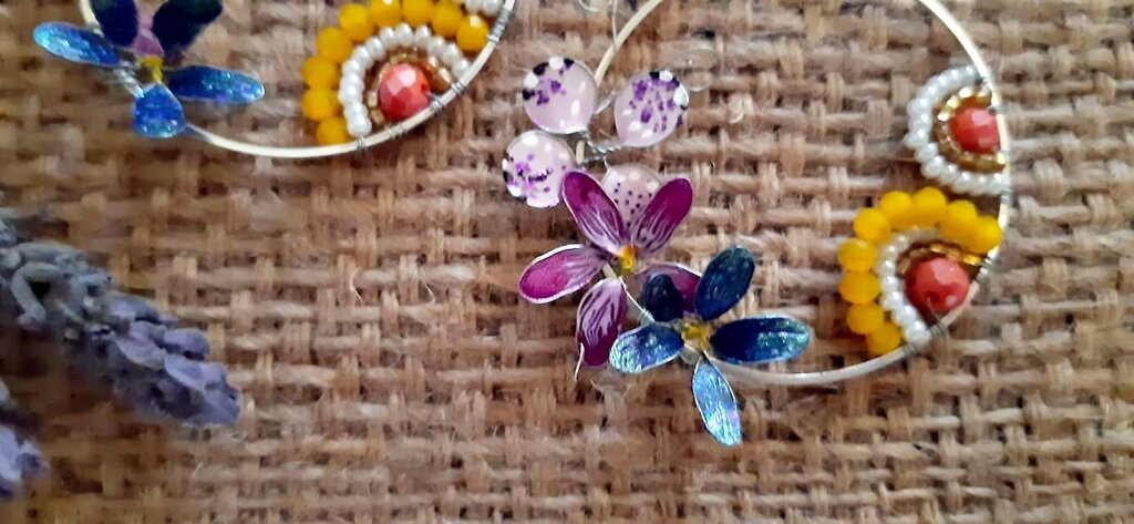Orecchini a cerchio Gioielli di smalto con fiore, farfalla e perlin... | su MissHobby