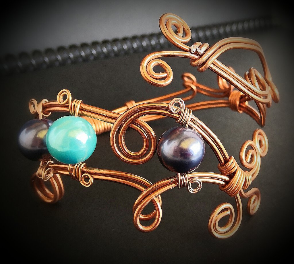 Bracciale in filo di rame e perle in resina blu e celeste - 100 RIC ...