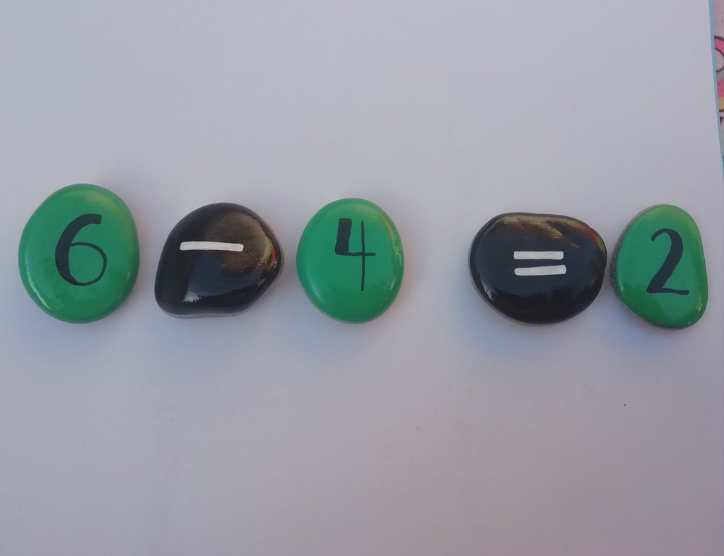 Sassi con numeri e segni matematici - Bambini - Giocattoli - di i s ...