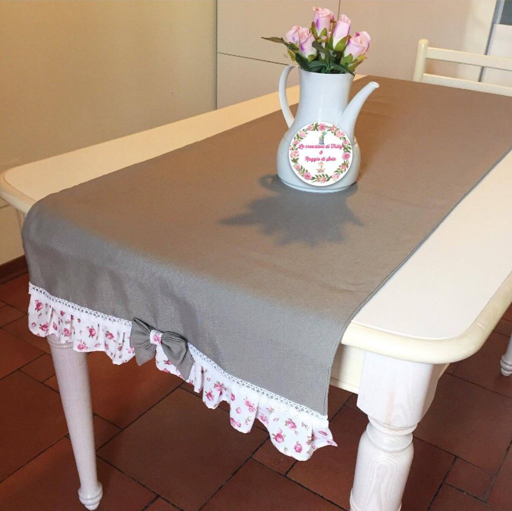 Runner da tavolo shabby chic color tortora con balza a fiori e fioc ...