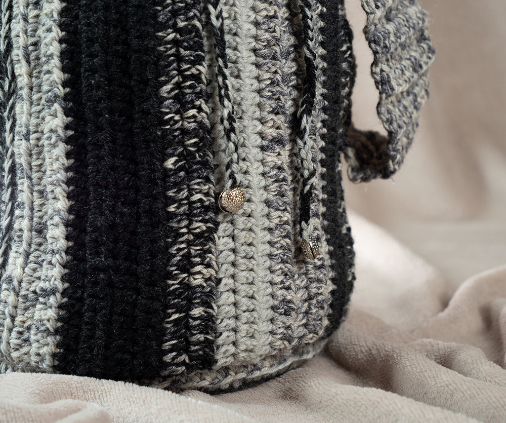 Borsa in lana a secchiello uncinetto righe verticali nel grigio - D ...