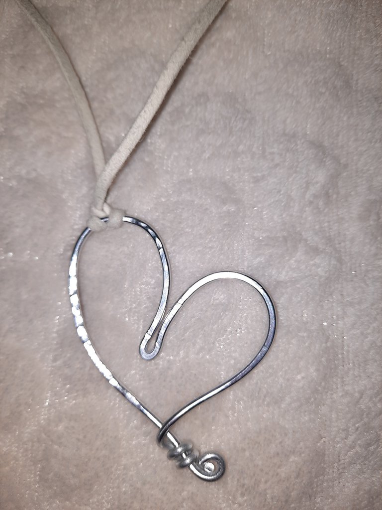 Ciondolo cuore in filo alluminio con cordino bianco alcantara. - G ...
