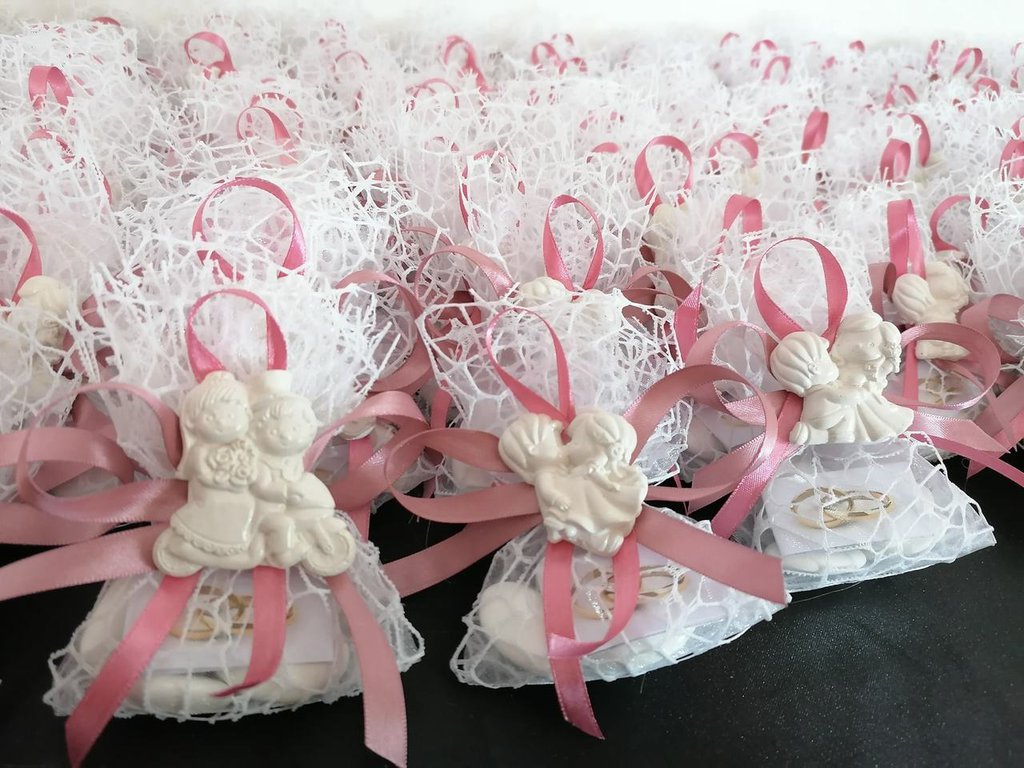 Sposini in moto, bacio e baciamano in gesso ceramico profumato su ...