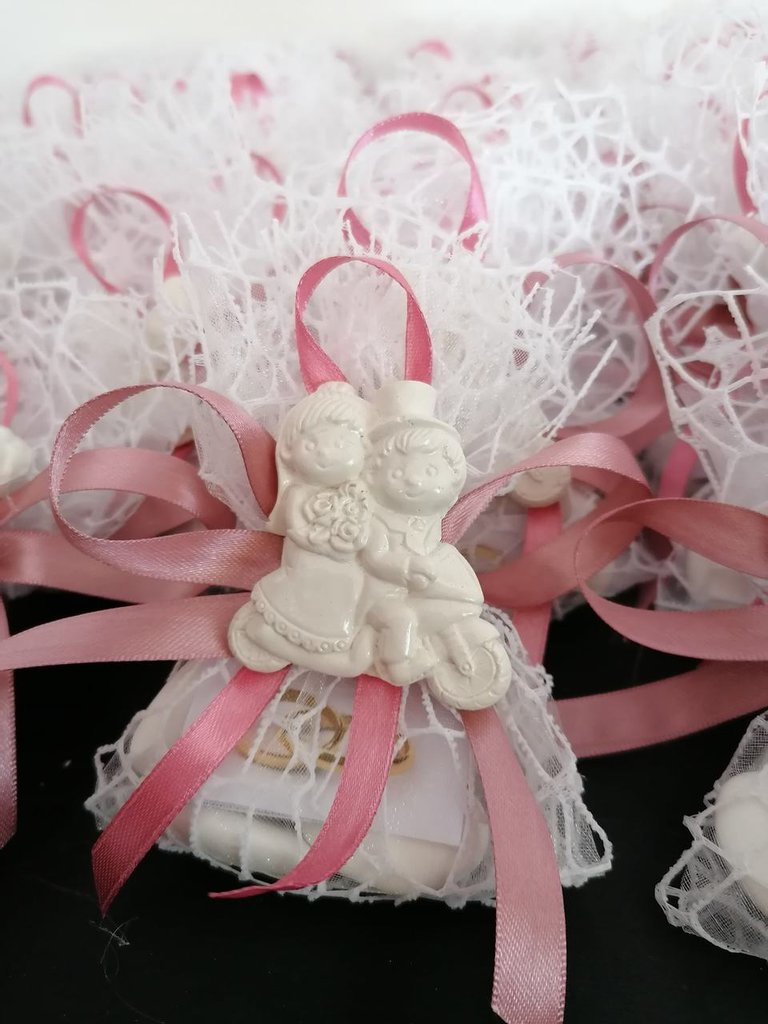 Sposini in moto, bacio e baciamano in gesso ceramico profumato su ...