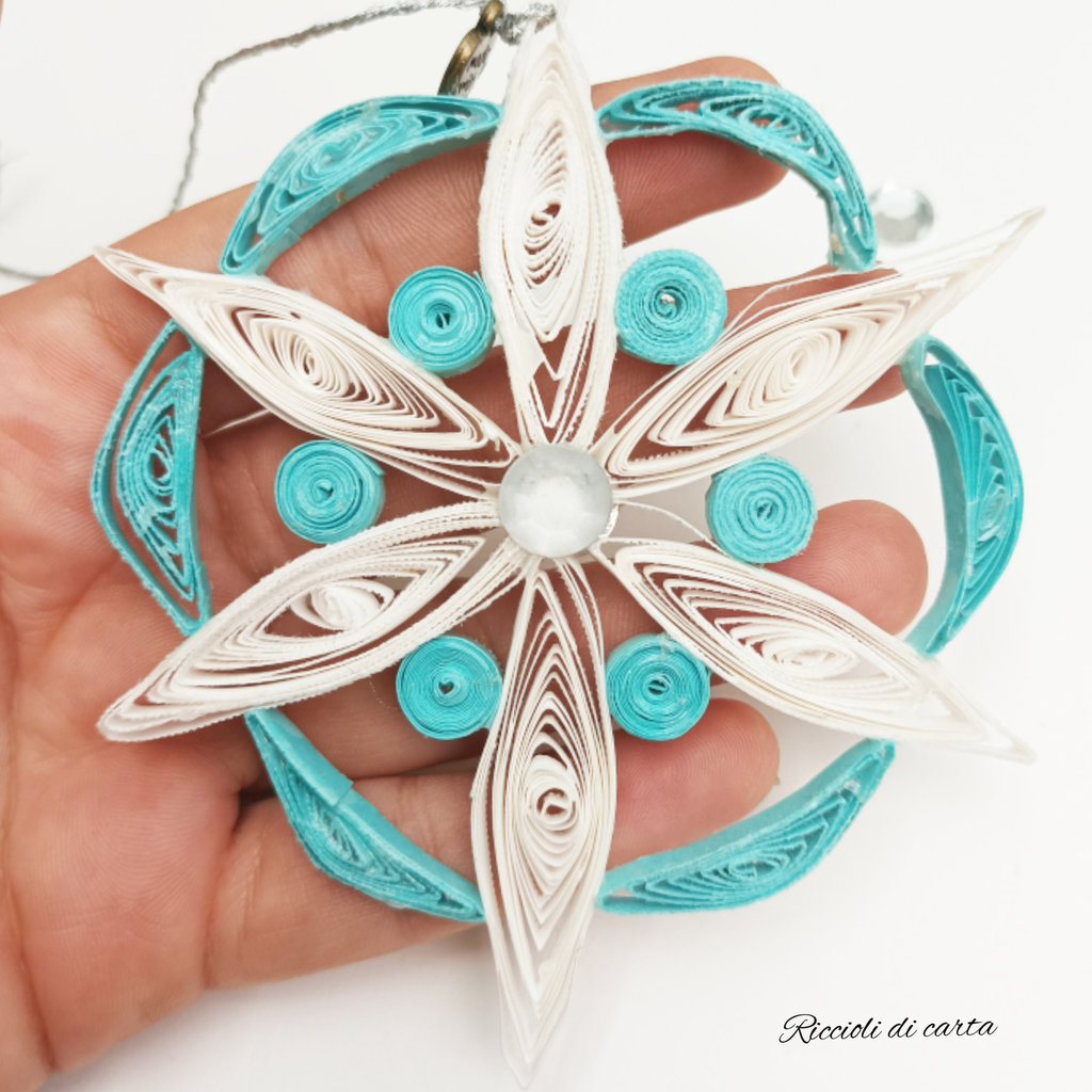 Stella di Natale 2 - Feste - Natale - di riccioli di carta | su MissHobby