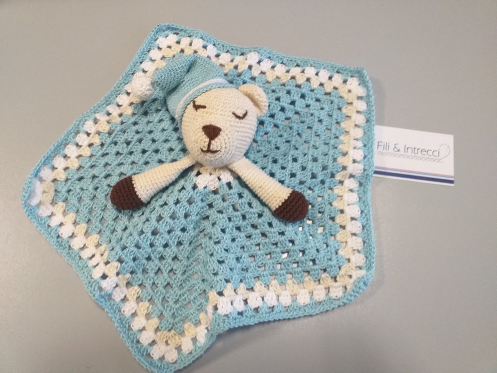Doudou orsetto in puro cotone fatto a mano ad uncinetto azzurro e b ...