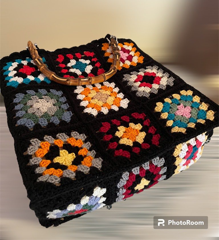 Borsa granny square in lana e manico in bambù fatta a mano - Donna... | su MissHobby