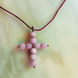 Piccola croce con perline rosa - Gioielli - Ciondoli - di buttons a... | su MissHobby