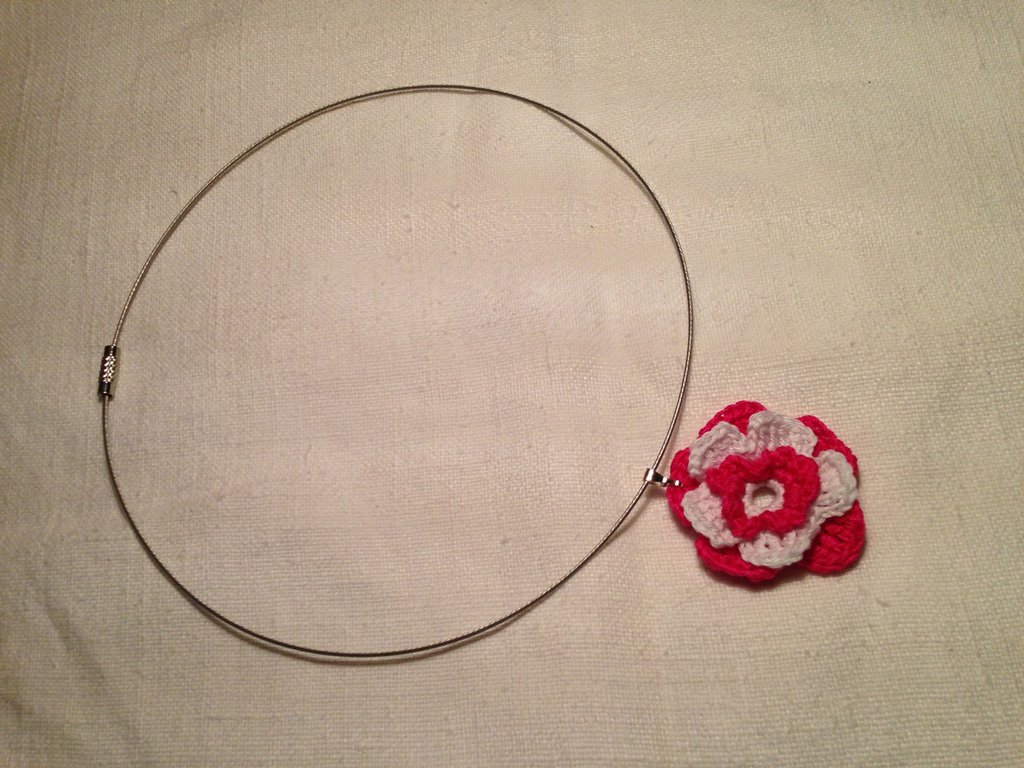 Girocollo rigido collana con pendente fiore piccolo fatto a mano al ... Girocollo rigido collana con pendente fiore piccolo fatto a mano al ...