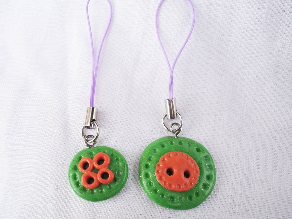 "attacchiamo bottone...?!" ciondolino per cellulare in fimo handmad ...