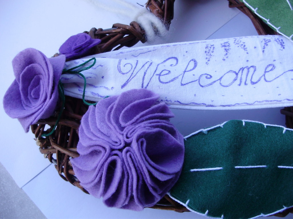 GHIRLANDA A CUORE "WELCOME" CON FIORI IN FELTRO DI LANA E PANNOLENC ...