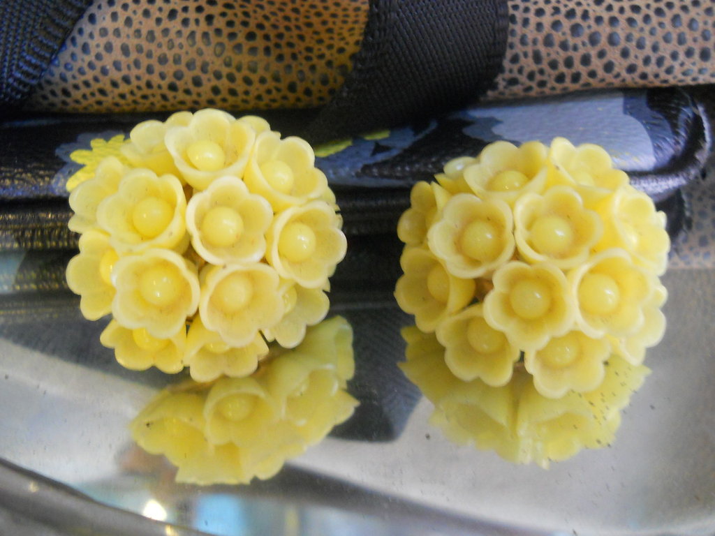 ORECCHINI VINTAGE FIORELLINI GIALLI - Donna - Vintage - di Vintage ...