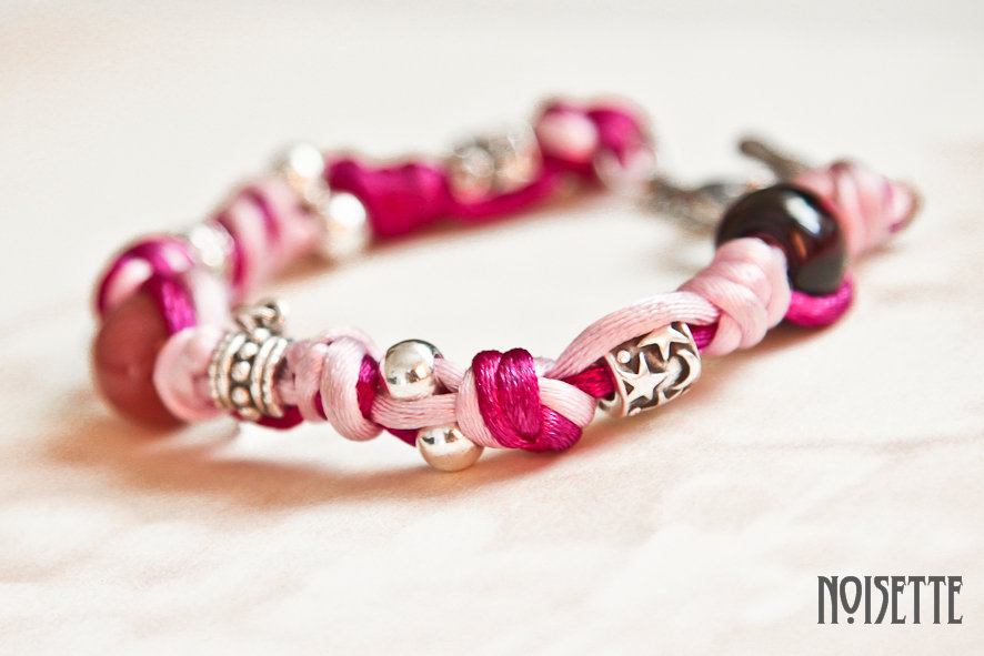 Pulsera morada hecha de cordón cola de rata con abalorios - Gioiell ...