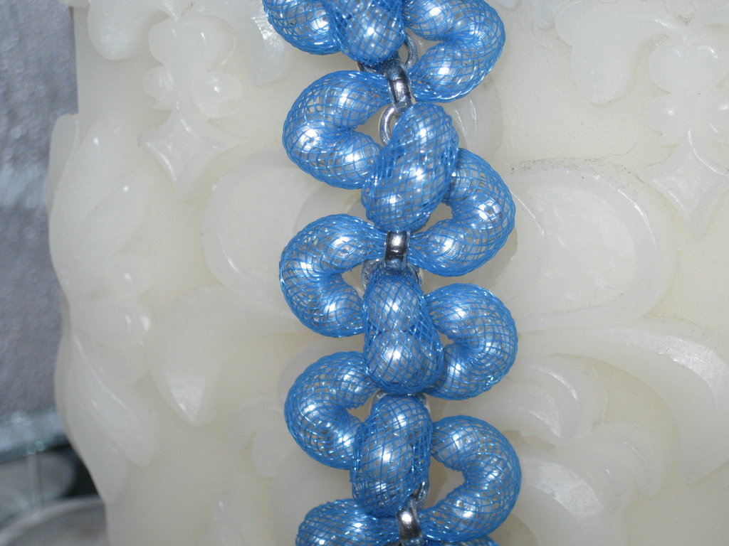 Braccialetto con perle shell inserite nel tubolare a rete azzurra ...
