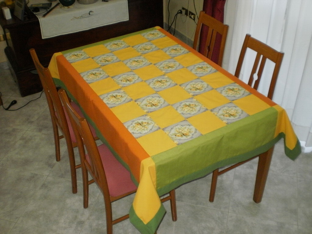 Copritavolo patchwork di stoffa gialla, arancio, verde, fiori - Per ...