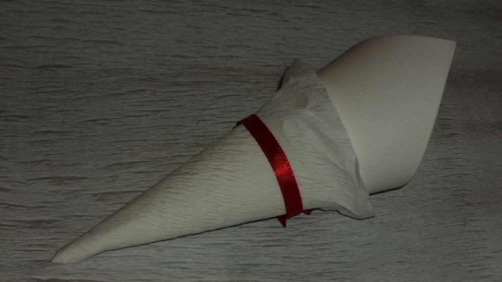 coni per riso confettata artigianali in cartoncino e fiocco rosso ...