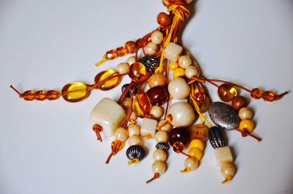 Collana con cordini giallo e marrone, perline stile etnico - Gioiel ... Collana con cordini giallo e marrone, perline stile etnico - Gioiel ...