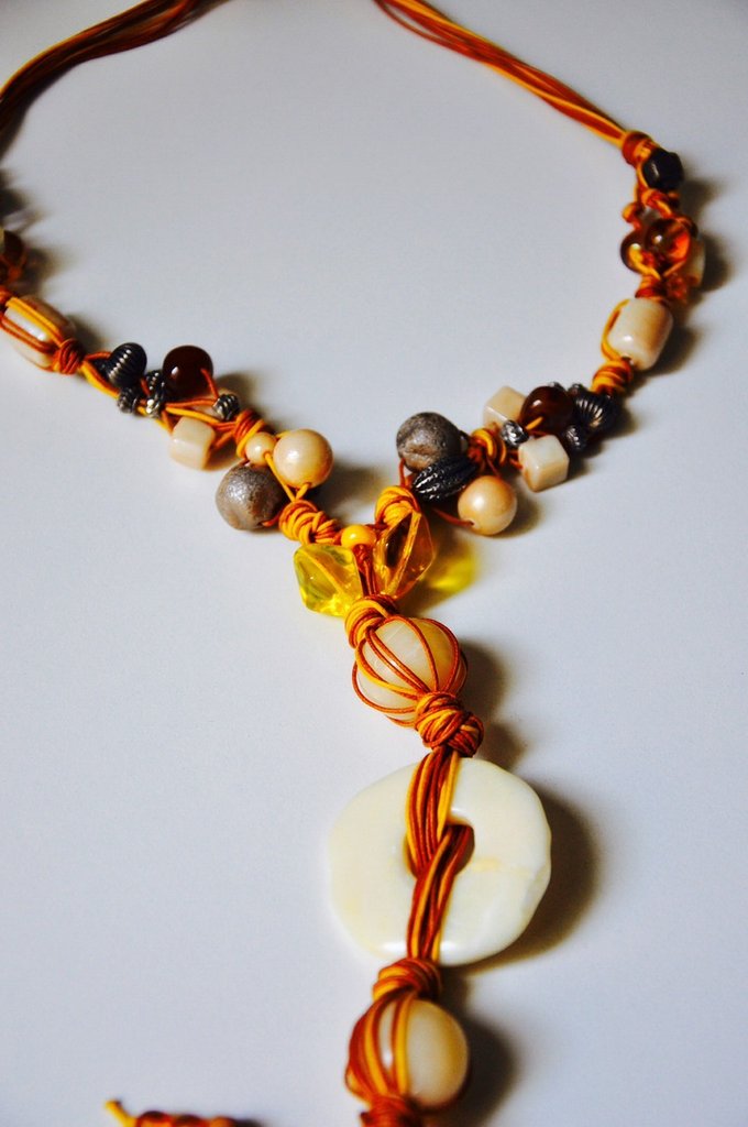 Collana con cordini giallo e marrone, perline stile etnico - Gioiel ... Collana con cordini giallo e marrone, perline stile etnico - Gioiel ...