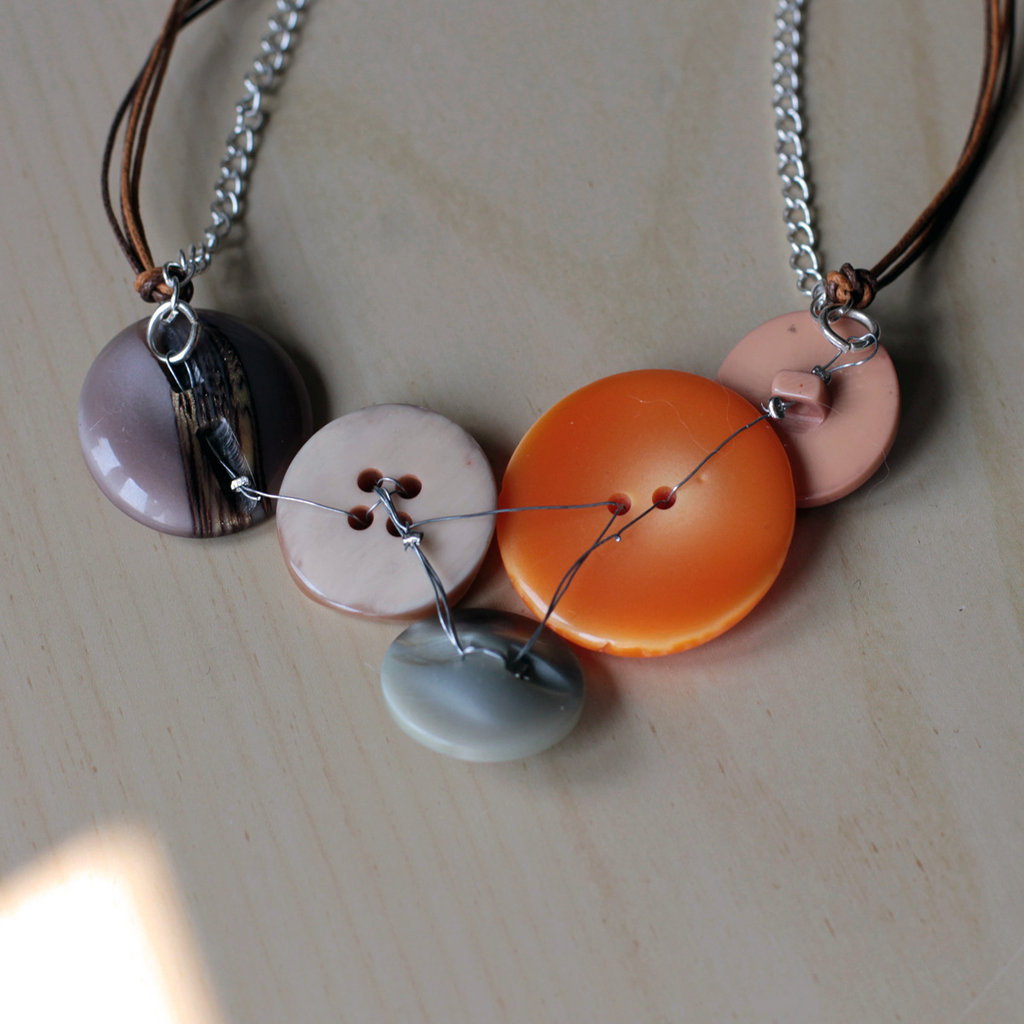 C12.14 - Collana con bottoni colorati - Gioielli - Collane - di Le ...