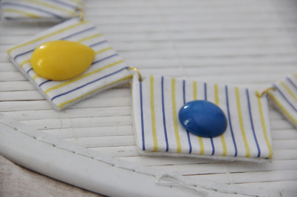 Collana a segmenti, in stoffa gialla e azzurra a righe con pietre c ...
