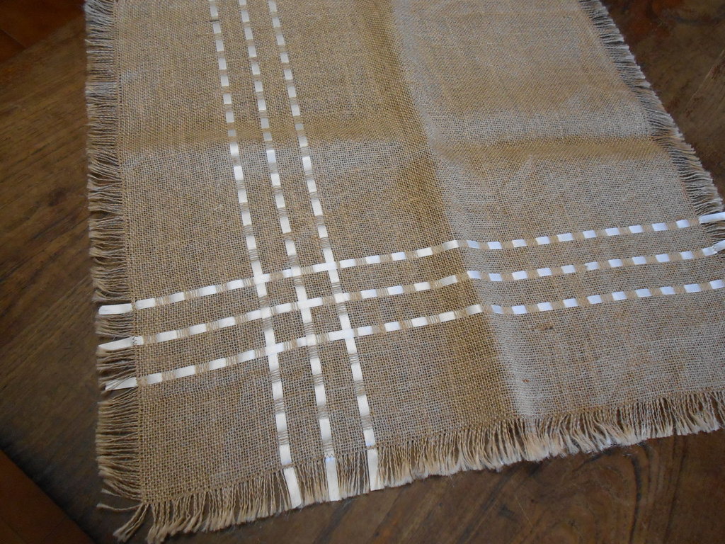 Centrotavola quadrato in tela juta color corda con nastri di raso ...