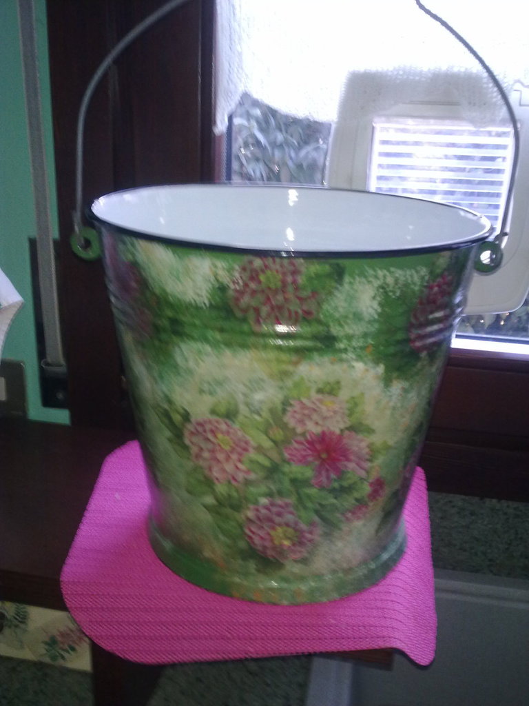 porta vasi, secchio in alluminio smaltato con decorazioni in decoup ...