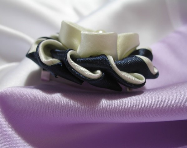 Spilla - Segnaposto - Bomboniera, in raso con decoro kanzashi, Line ...