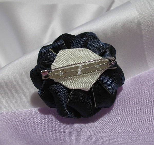Spilla - Segnaposto - Bomboniera, in raso con decoro kanzashi, Line ...