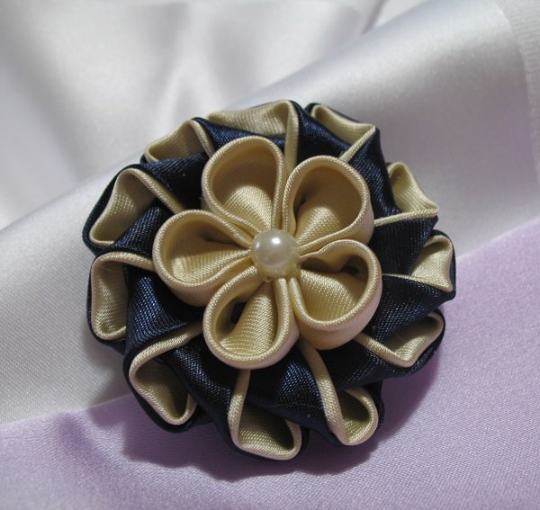 Spilla - Segnaposto - Bomboniera, in raso con decoro kanzashi, Line ...