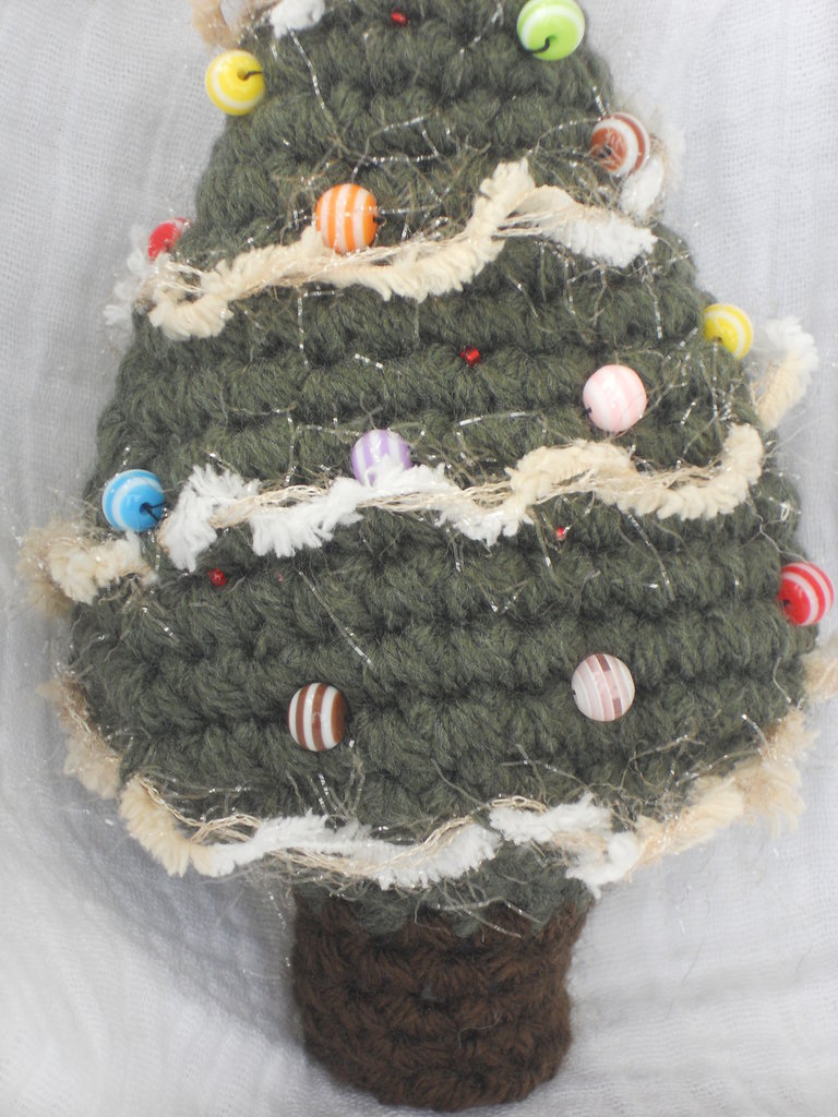 Alberello albero di natale realizzato in lana acrilica con perline ... Alberello albero di natale realizzato in lana acrilica con perline ...