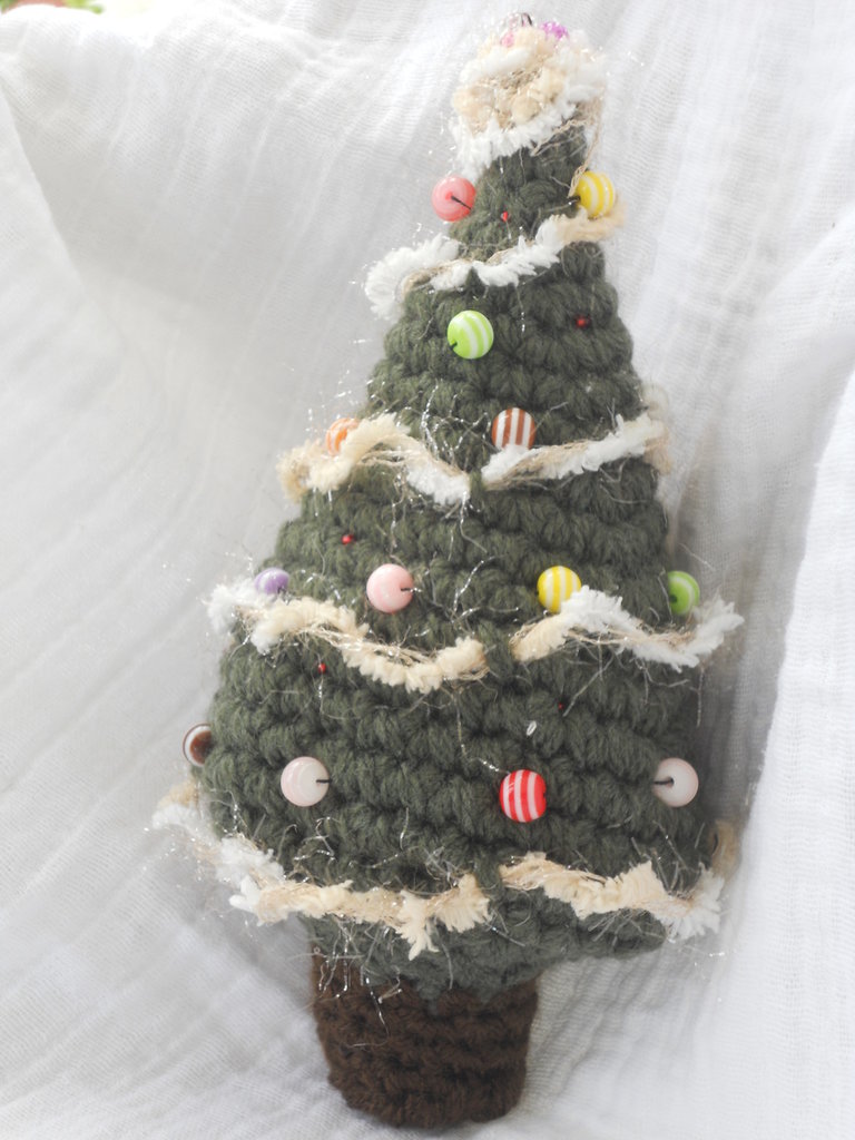 Alberello albero di natale realizzato in lana acrilica con perline ... Alberello albero di natale realizzato in lana acrilica con perline ...