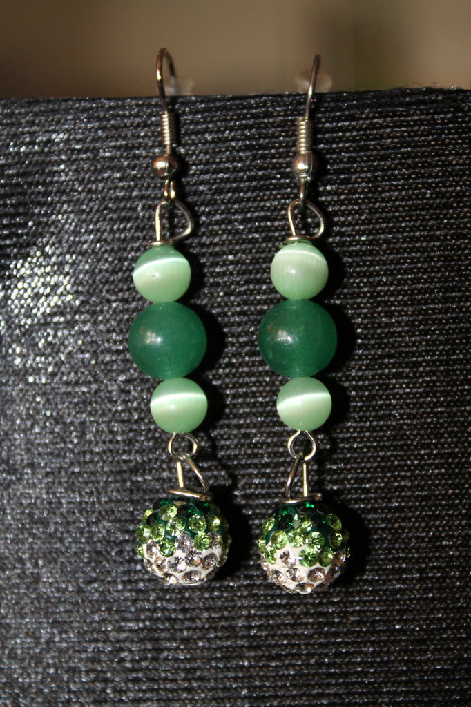 Orecchini con perle verdi e perline pavè sfumate sul verde - Gioiel ...