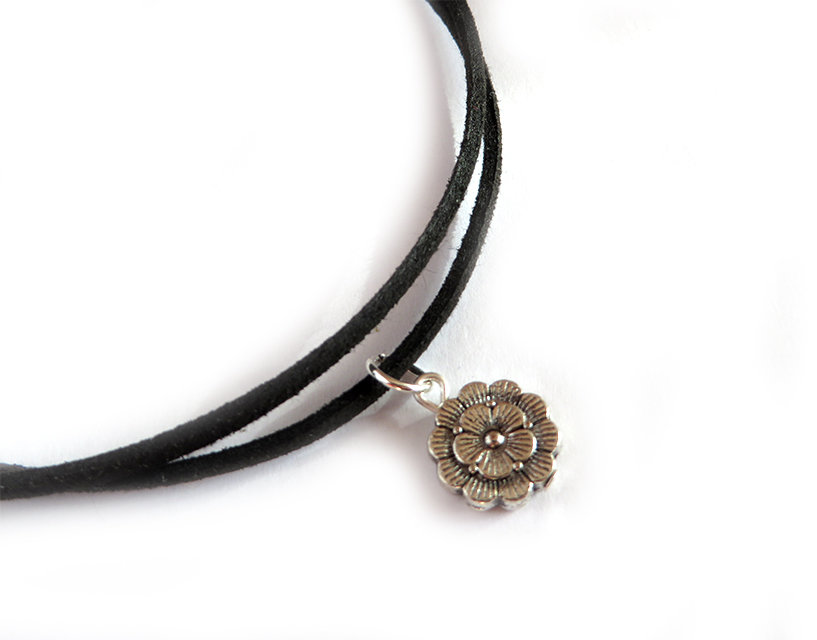 Collana girocollo CHOKER con pendente fiore in pelle scamosciata co ... Collana girocollo CHOKER con pendente fiore in pelle scamosciata co ...