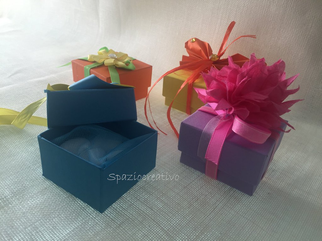 Scatoline in cartone rigido quadrate vari colori con decorazioni di ...