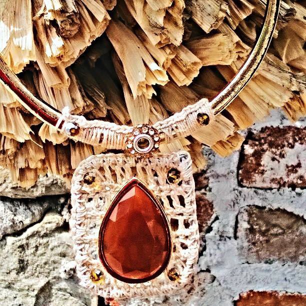 Collier rigido dorato con ciondolo fatto a mano ecru e pietra marr ...