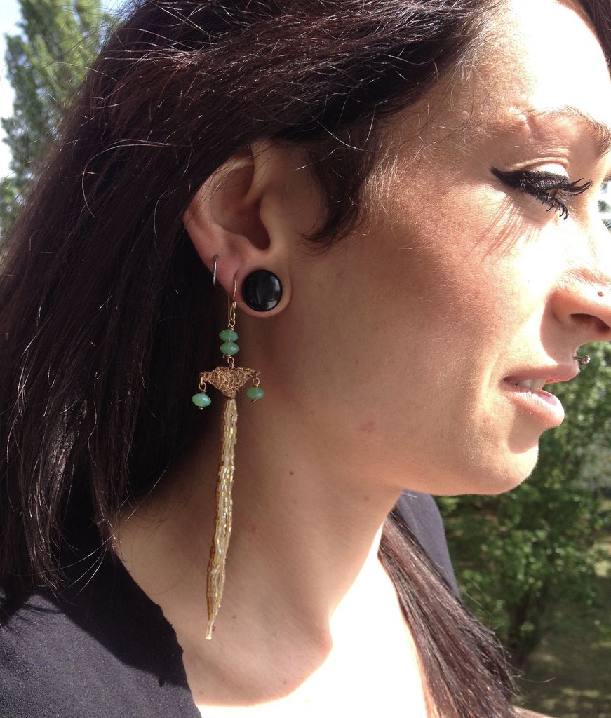 Orecchini fatti a mano con finissimo filo di bronzo e palline di ve ...