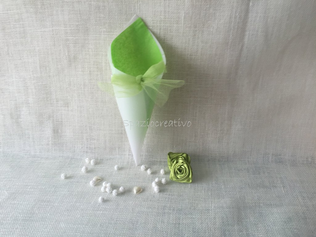 Coni portariso o confetti in carta pergamena e all'interno carta ve ...
