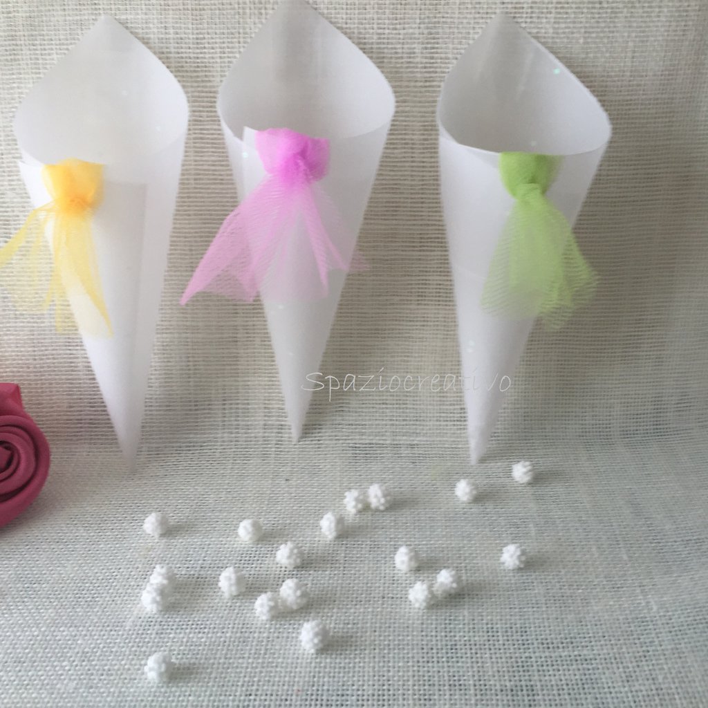 Mini coni portariso o confetti in carta pergamena con nodo in tulle ...