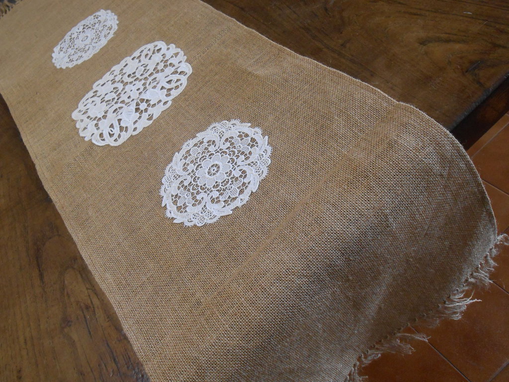 Runner centrotavola in tela juta con tre centrini di pizzo bianc ...