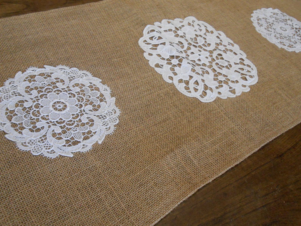 Runner centrotavola in tela juta con tre centrini di pizzo bianc ...